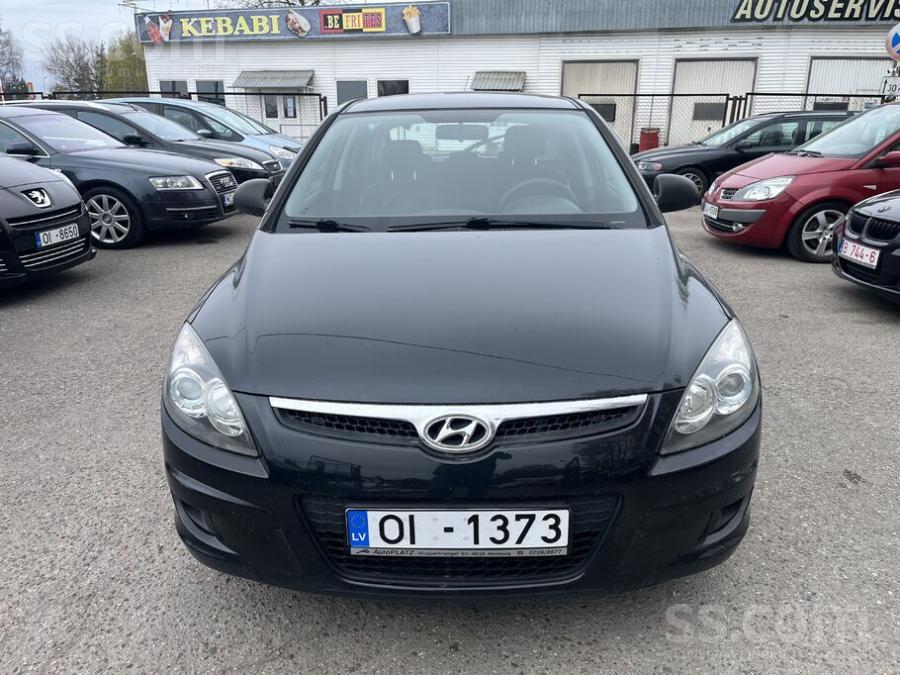 Black Hyundai i30 2010 in Riga, with an engine capacity of 1.60 L and mileage of 0 thousand km for 2950 €, photo 4 on AUTOMOTO.COM.LV