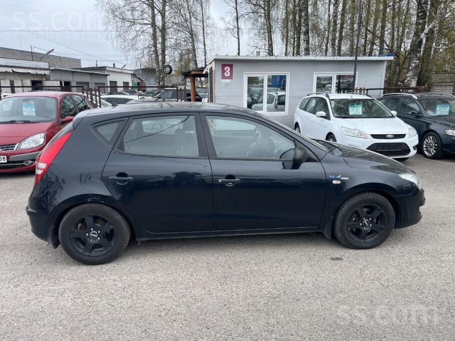 Black Hyundai i30 2010 in Riga, with an engine capacity of 1.60 L and mileage of 0 thousand km for 2950 €, photo 6 on AUTOMOTO.COM.LV