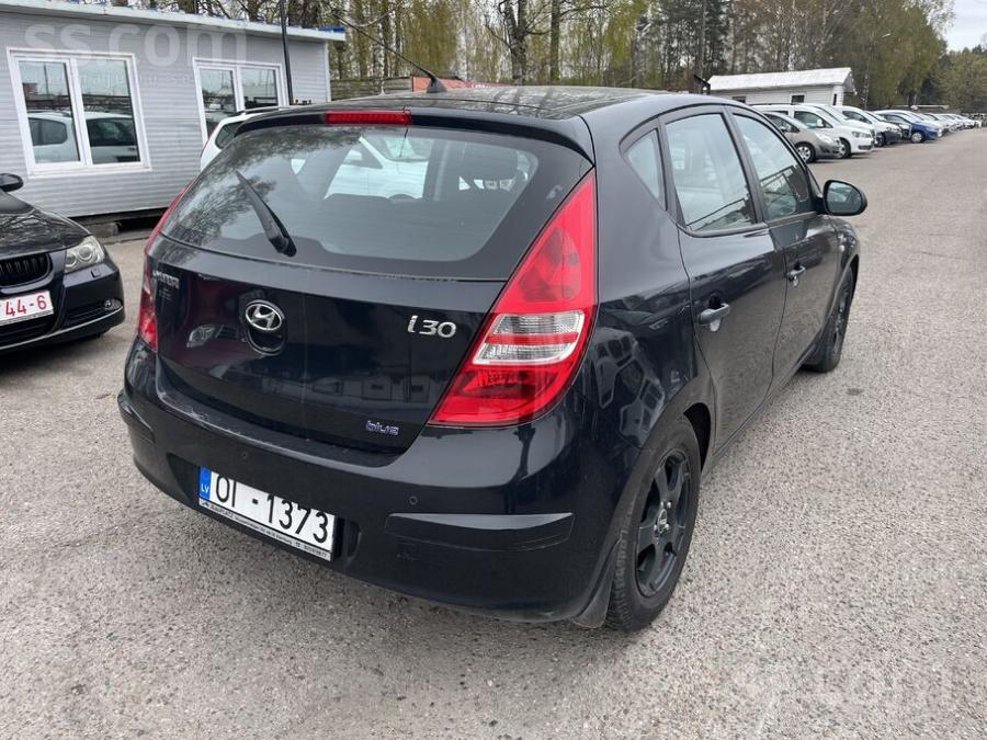 Black Hyundai i30 2010 in Riga, with an engine capacity of 1.60 L and mileage of 0 thousand km for 2950 €, photo 7 on AUTOMOTO.COM.LV