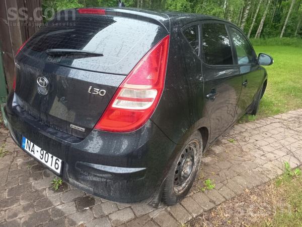 Melns Hyundai i30 2010 Rēzekne, ar dzinēja tilpumu 1.60 L un nobraukumu 266 tūkst. km par 1800 €, foto 3 vietnē AUTOMOTO.COM.LV
