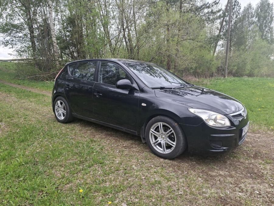 Melns Hyundai i30 2010 Jelgava, ar dzinēja tilpumu 1.60 L un nobraukumu 295 tūkst. km par 1800 €, foto 3 vietnē AUTOMOTO.COM.LV