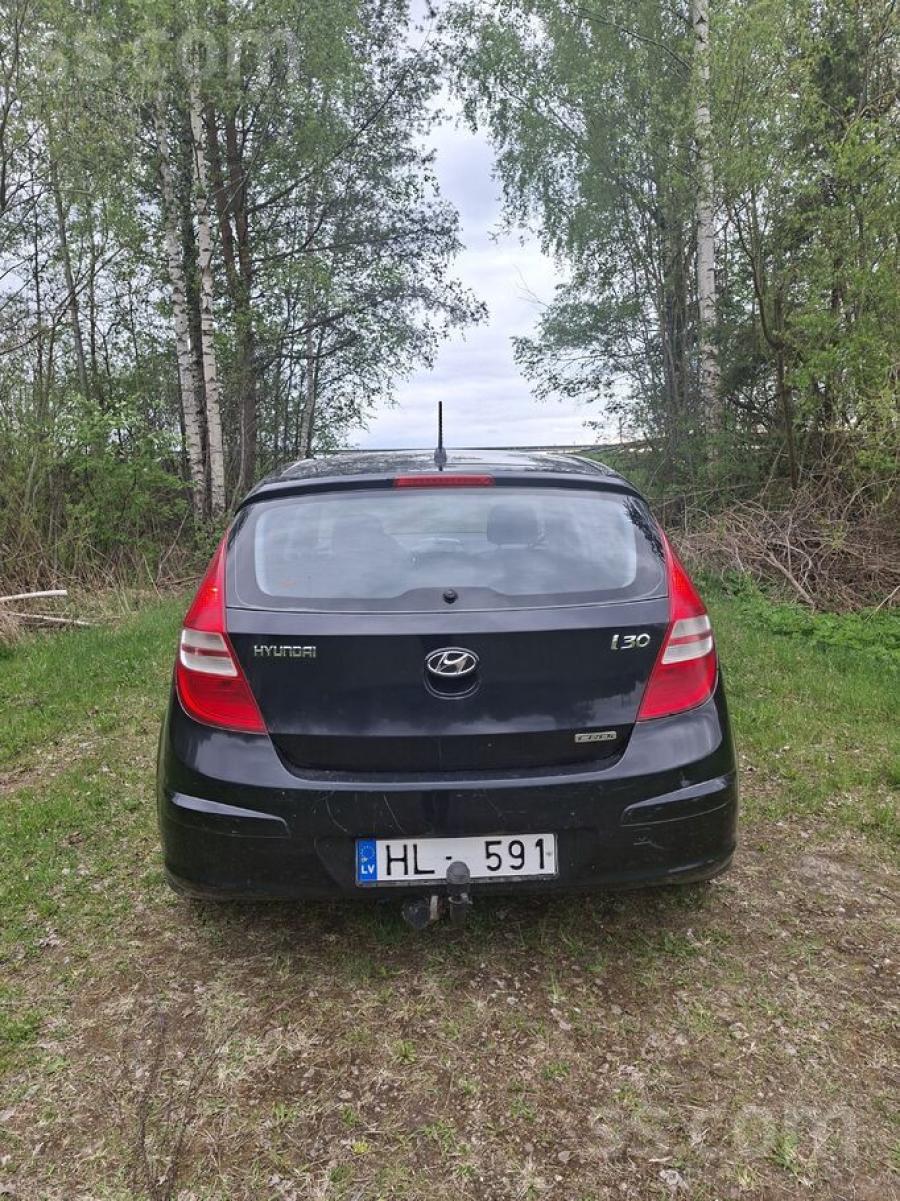 Melns Hyundai i30 2010 Jelgava, ar dzinēja tilpumu 1.60 L un nobraukumu 295 tūkst. km par 1800 €, foto 5 vietnē AUTOMOTO.COM.LV