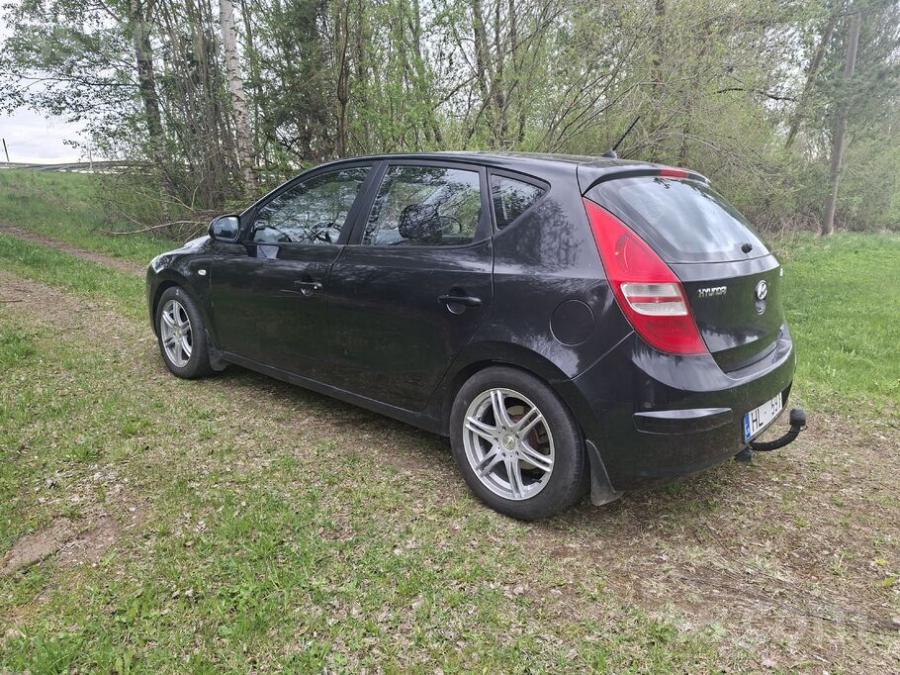 Melns Hyundai i30 2010 Jelgava, ar dzinēja tilpumu 1.60 L un nobraukumu 295 tūkst. km par 1800 €, foto 6 vietnē AUTOMOTO.COM.LV
