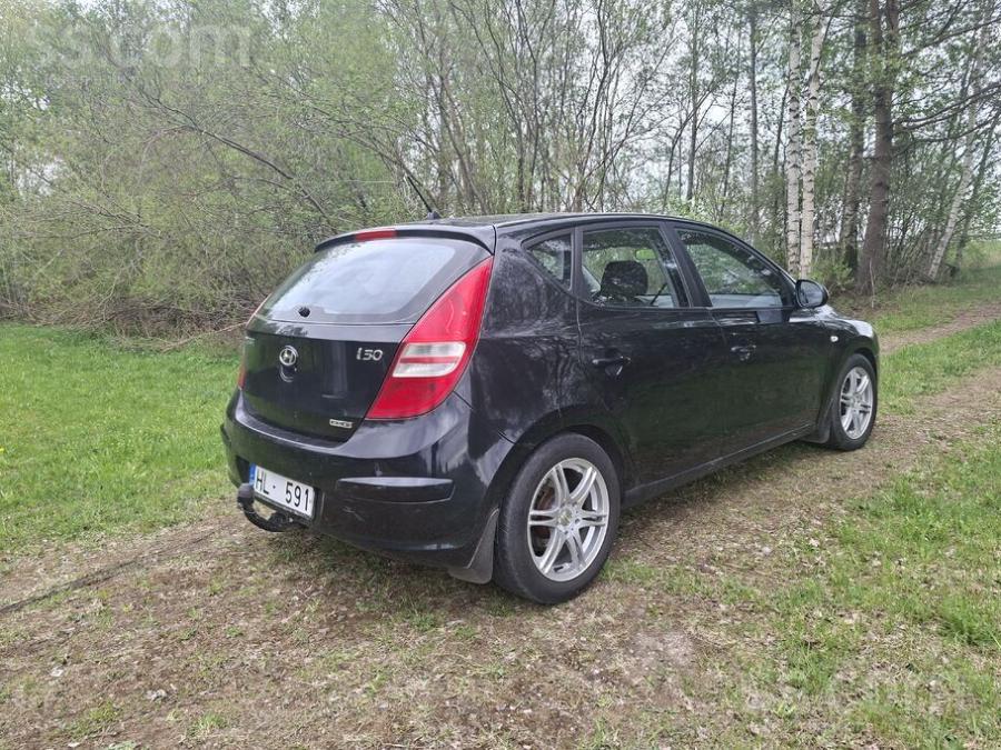 Melns Hyundai i30 2010 Jelgava, ar dzinēja tilpumu 1.60 L un nobraukumu 295 tūkst. km par 1800 €, foto 7 vietnē AUTOMOTO.COM.LV