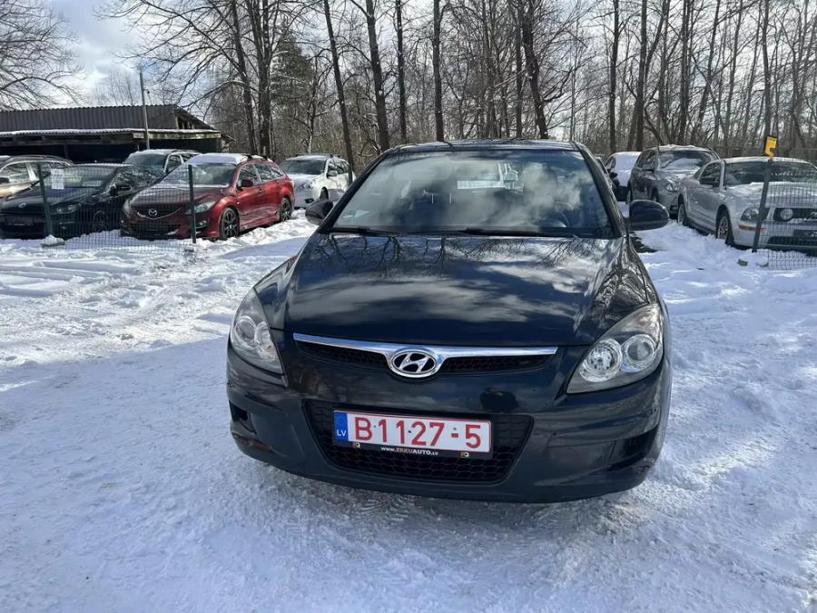 Black Hyundai i30 2010 in Grobiņa, with an engine capacity of 1.40 L and mileage of 217 thousand km for 3500 €, photo 3 on AUTOMOTO.COM.LV