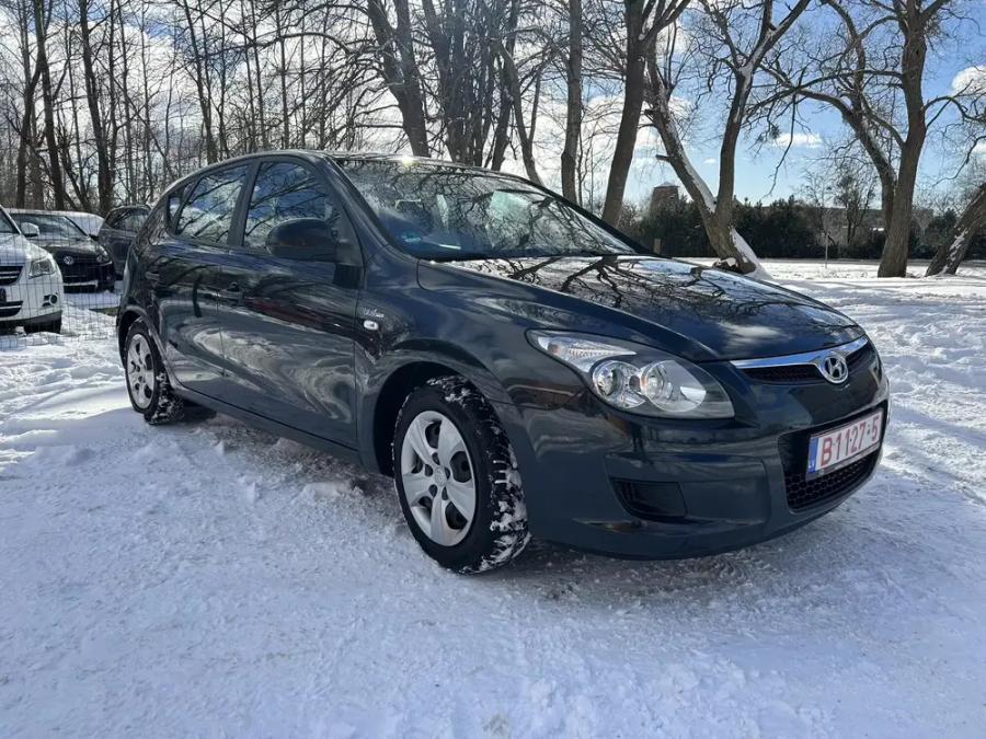 Black Hyundai i30 2010 in Grobiņa, with an engine capacity of 1.40 L and mileage of 217 thousand km for 3500 €, photo 4 on AUTOMOTO.COM.LV