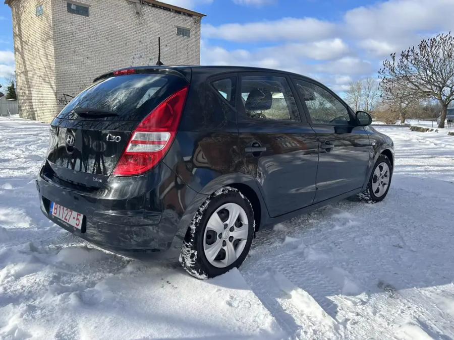 Black Hyundai i30 2010 in Grobiņa, with an engine capacity of 1.40 L and mileage of 217 thousand km for 3500 €, photo 5 on AUTOMOTO.COM.LV