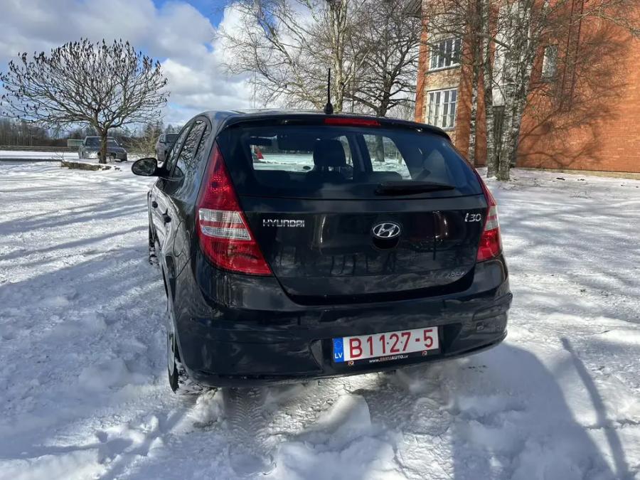 Black Hyundai i30 2010 in Grobiņa, with an engine capacity of 1.40 L and mileage of 217 thousand km for 3500 €, photo 7 on AUTOMOTO.COM.LV