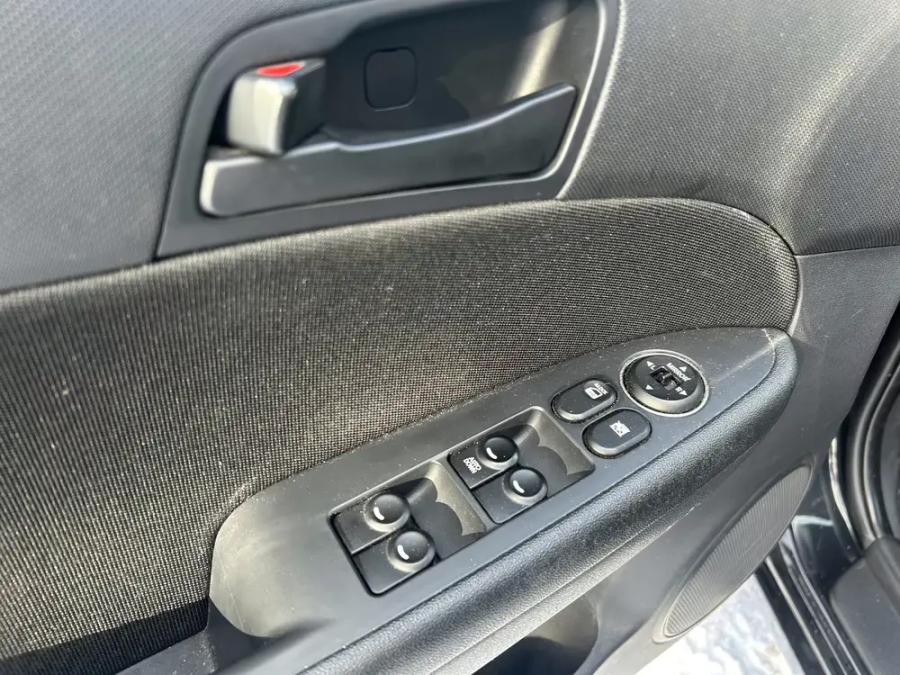 Black Hyundai i30 2010 in Grobiņa, with an engine capacity of 1.40 L and mileage of 217 thousand km for 3500 €, photo 11 on AUTOMOTO.COM.LV