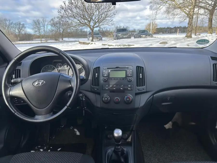 Black Hyundai i30 2010 in Grobiņa, with an engine capacity of 1.40 L and mileage of 217 thousand km for 3500 €, photo 12 on AUTOMOTO.COM.LV