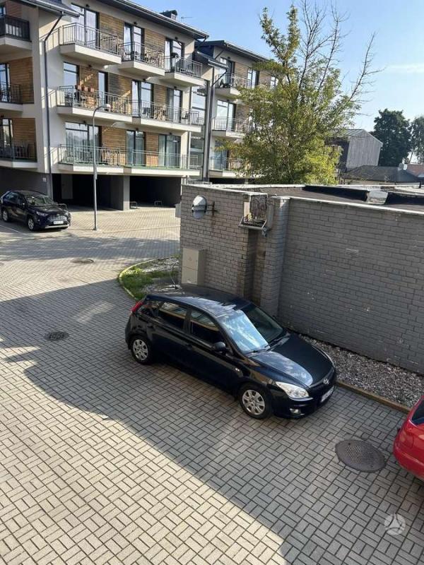 Black Hyundai i30 2010 in Klaipeda, with an engine capacity of 1.58 L and mileage of 200 thousand km for 2200 €, photo 1 on AUTOMOTO.COM.LV