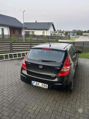 Black Hyundai i30 2010 in Klaipeda, with an engine capacity of 1.58 L and mileage of 200 thousand km for 2200 €, photo 3 on AUTOMOTO.COM.LV