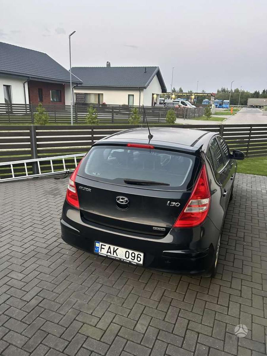 Black Hyundai i30 2010 in Klaipeda, with an engine capacity of 1.58 L and mileage of 200 thousand km for 2200 €, photo 3 on AUTOMOTO.COM.LV