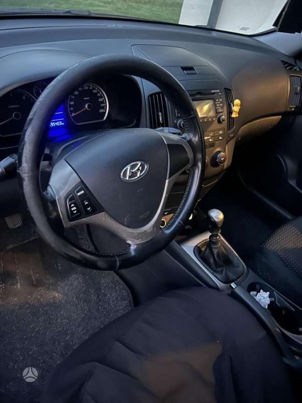 Black Hyundai i30 2010 in Klaipeda, with an engine capacity of 1.58 L and mileage of 200 thousand km for 2200 €, photo 3 on AUTOMOTO.COM.LV