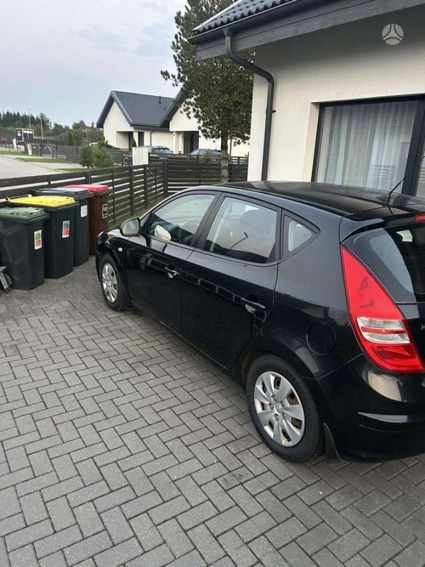 Black Hyundai i30 2010 in Klaipeda, with an engine capacity of 1.58 L and mileage of 200 thousand km for 2200 €, photo 5 on AUTOMOTO.COM.LV