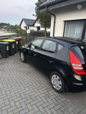 Black Hyundai i30 2010 in Klaipeda, with an engine capacity of 1.58 L and mileage of 200 thousand km for 2200 €, photo 6 on AUTOMOTO.COM.LV