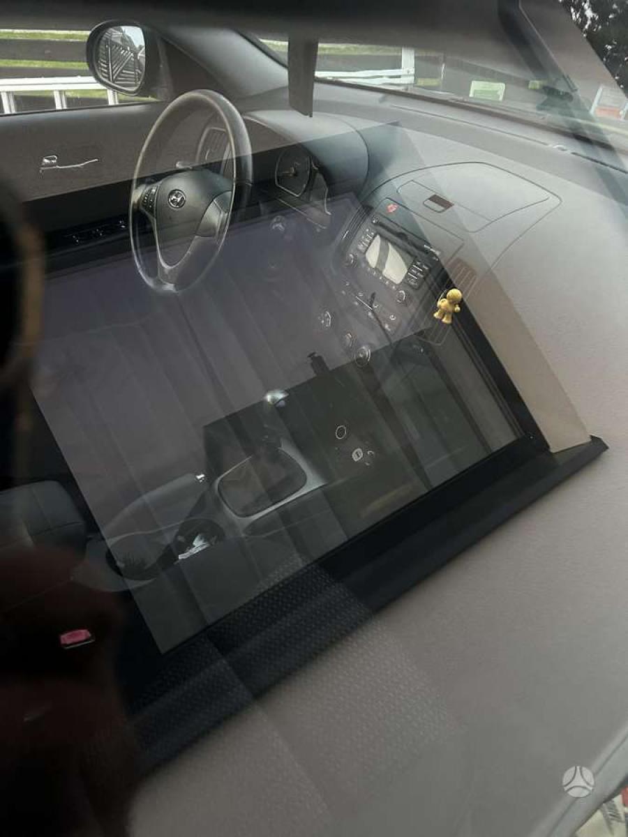 Black Hyundai i30 2010 in Klaipeda, with an engine capacity of 1.58 L and mileage of 200 thousand km for 2200 €, photo 7 on AUTOMOTO.COM.LV