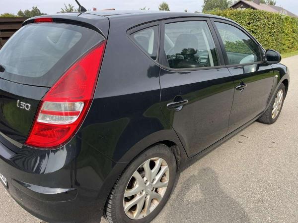 Black Hyundai i30 2010 in Plunge, with an engine capacity of 1.40 L and mileage of 175 thousand km for 2300 €, photo 2 on AUTOMOTO.COM.LV