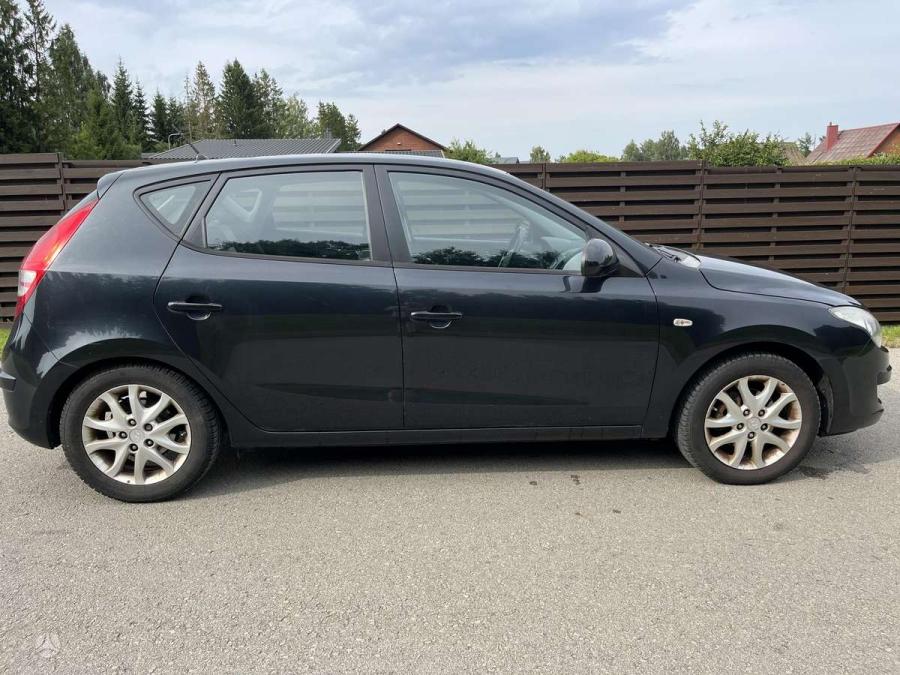 Черный Хендай i30 2010 в Плунге, объемом двигателя 1.40 л и пробегом 175 тыс. км за 2300 €, фото 4 на AUTOMOTO.COM.LV