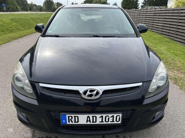 Black Hyundai i30 2010 in Plunge, with an engine capacity of 1.40 L and mileage of 175 thousand km for 2300 €, photo 4 on AUTOMOTO.COM.LV