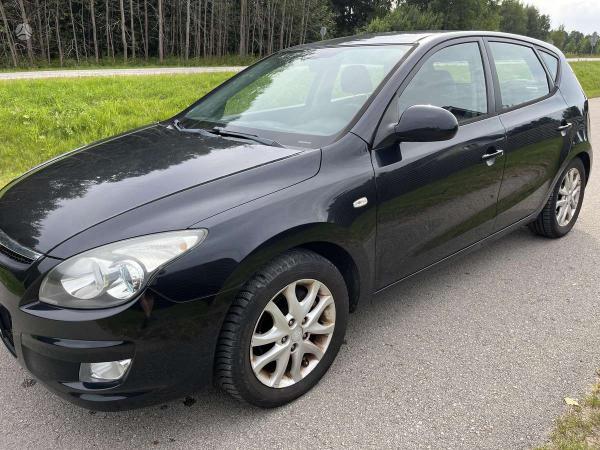 Black Hyundai i30 2010 in Plunge, with an engine capacity of 1.40 L and mileage of 175 thousand km for 2300 €, photo 5 on AUTOMOTO.COM.LV