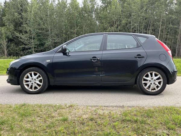 Black Hyundai i30 2010 in Plunge, with an engine capacity of 1.40 L and mileage of 175 thousand km for 2300 €, photo 6 on AUTOMOTO.COM.LV