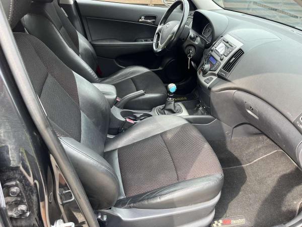 Black Hyundai i30 2010 in Plunge, with an engine capacity of 1.40 L and mileage of 175 thousand km for 2300 €, photo 10 on AUTOMOTO.COM.LV