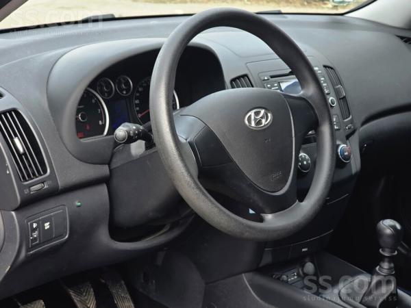 Hyundai i30 2010 Liepāja vietnē Melns Hyundai i30 2010 Liepāja, ar dzinēja tilpumu 1.40 L un nobraukumu 151 tūkst. km par 2800 €, foto 6 vietnē AUTOMOTO.COM.LV