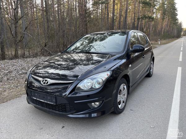 Black Hyundai i30 2011 in Varena, with an engine capacity of 1.60 L and mileage of 220 thousand km for 2300 €, photo 1 on AUTOMOTO.COM.LV