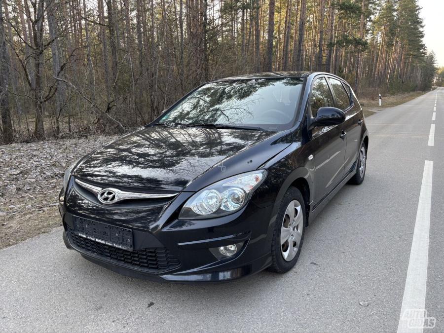 Black Hyundai i30 2011 in Varena, with an engine capacity of 1.60 L and mileage of 220 thousand km for 2300 €, photo 1 on AUTOMOTO.COM.LV