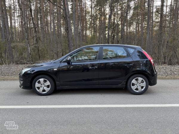 Black Hyundai i30 2011 in Varena, with an engine capacity of 1.60 L and mileage of 220 thousand km for 2300 €, photo 2 on AUTOMOTO.COM.LV