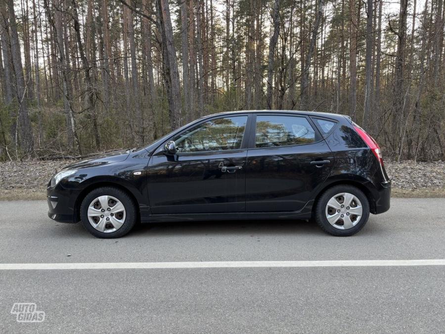 Black Hyundai i30 2011 in Varena, with an engine capacity of 1.60 L and mileage of 220 thousand km for 2300 €, photo 2 on AUTOMOTO.COM.LV