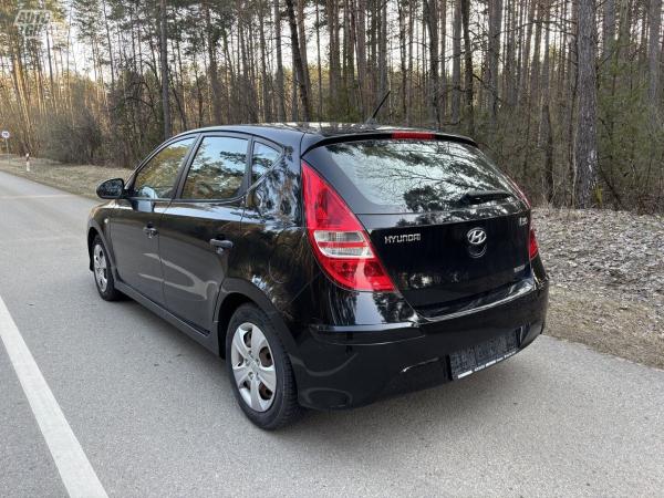 Black Hyundai i30 2011 in Varena, with an engine capacity of 1.60 L and mileage of 220 thousand km for 2300 €, photo 3 on AUTOMOTO.COM.LV
