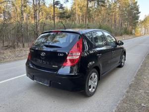 Black Hyundai i30 2011 in Varena, with an engine capacity of 1.60 L and mileage of 220 thousand km for 2300 €, photo 4 on AUTOMOTO.COM.LV