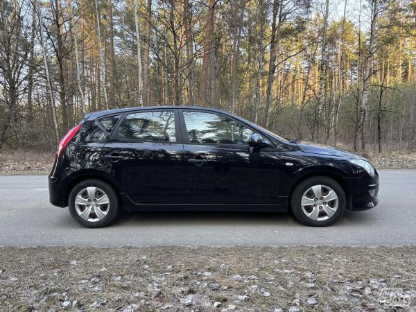 Black Hyundai i30 2011 in Varena, with an engine capacity of 1.60 L and mileage of 220 thousand km for 2300 €, photo 5 on AUTOMOTO.COM.LV