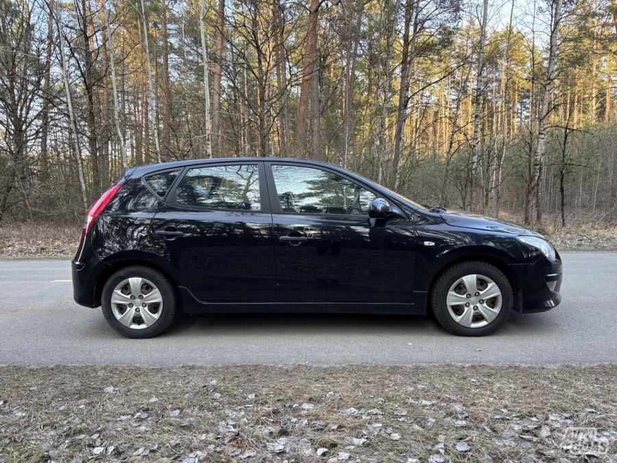 Black Hyundai i30 2011 in Varena, with an engine capacity of 1.60 L and mileage of 220 thousand km for 2300 €, photo 5 on AUTOMOTO.COM.LV