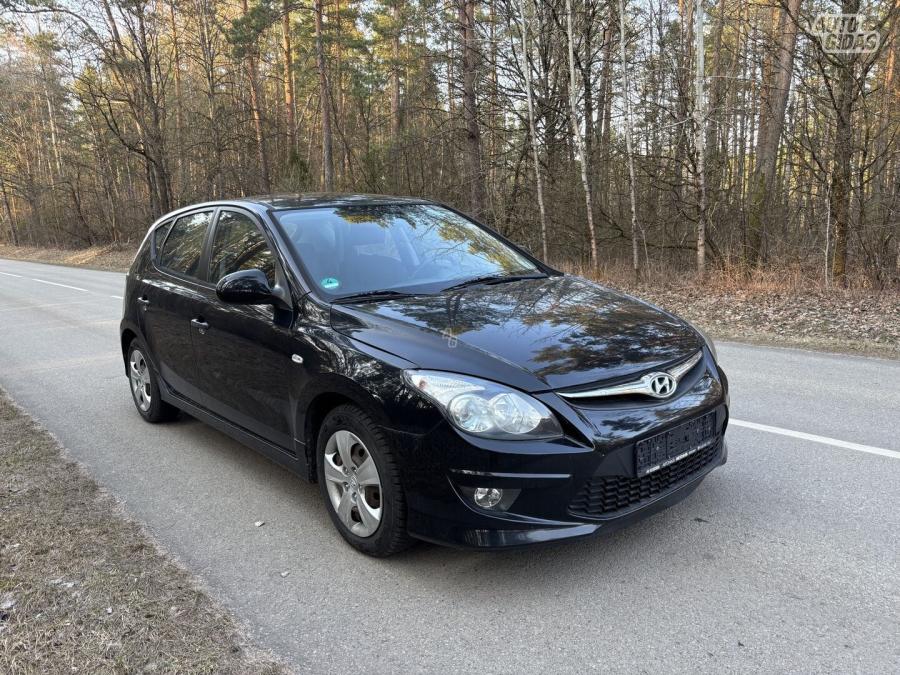 Black Hyundai i30 2011 in Varena, with an engine capacity of 1.60 L and mileage of 220 thousand km for 2300 €, photo 6 on AUTOMOTO.COM.LV