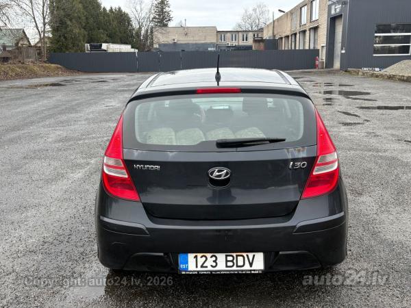 Black Hyundai i30 2011 in Rapla, with an engine capacity of 1.40 L and mileage of 220 thousand km for 1600 €, photo 8 on AUTOMOTO.COM.LV