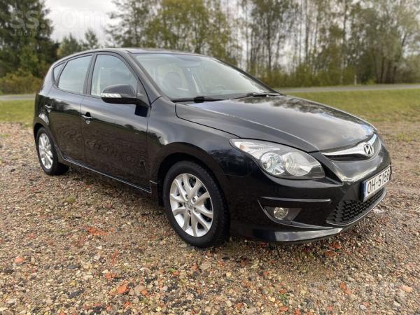 Black Hyundai i30 2011 in Cesis, with an engine capacity of 1.60 L and mileage of 211 thousand km for 3950 €, photo 2 on AUTOMOTO.COM.LV