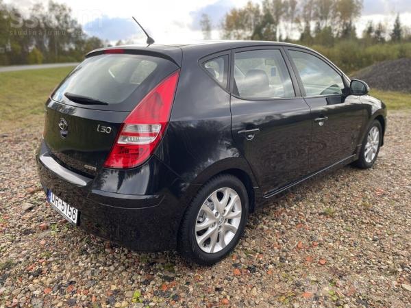Black Hyundai i30 2011 in Cesis, with an engine capacity of 1.60 L and mileage of 211 thousand km for 3950 €, photo 3 on AUTOMOTO.COM.LV