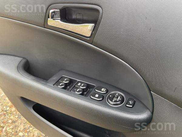 Black Hyundai i30 2011 in Cesis, with an engine capacity of 1.60 L and mileage of 211 thousand km for 3950 €, photo 6 on AUTOMOTO.COM.LV
