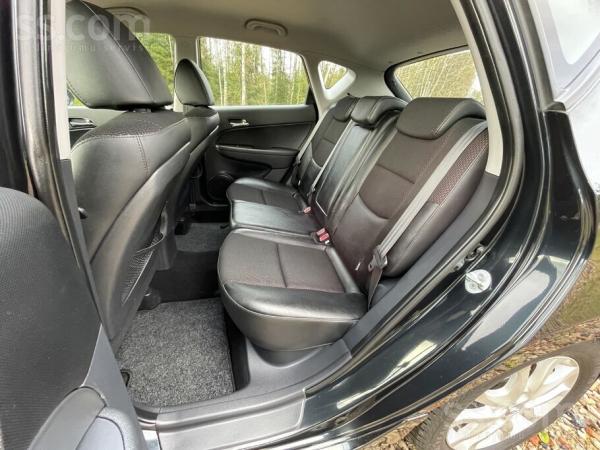 Black Hyundai i30 2011 in Cesis, with an engine capacity of 1.60 L and mileage of 211 thousand km for 3950 €, photo 7 on AUTOMOTO.COM.LV