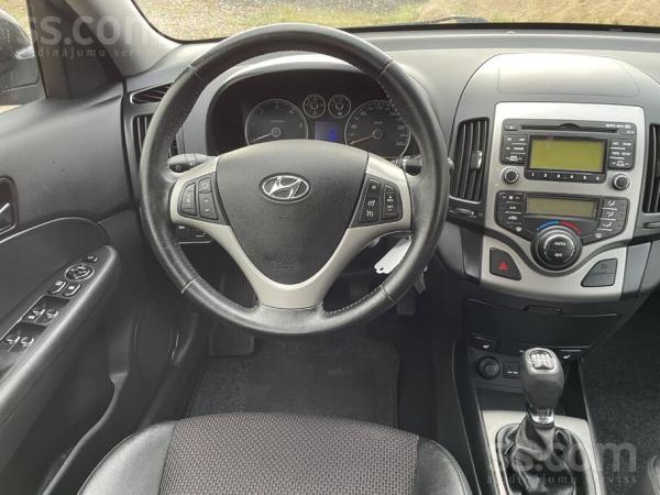 Black Hyundai i30 2011 in Cesis, with an engine capacity of 1.60 L and mileage of 211 thousand km for 3950 €, photo 9 on AUTOMOTO.COM.LV