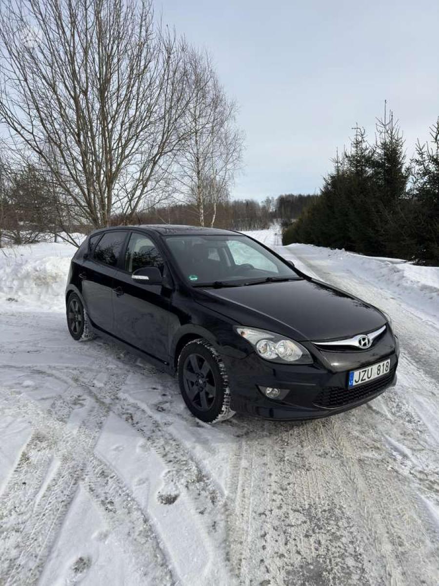 Black Hyundai i30 2012 in Vilnius, with an engine capacity of 1.58 L and mileage of 189 thousand km for 2500 €, photo 1 on AUTOMOTO.COM.LV