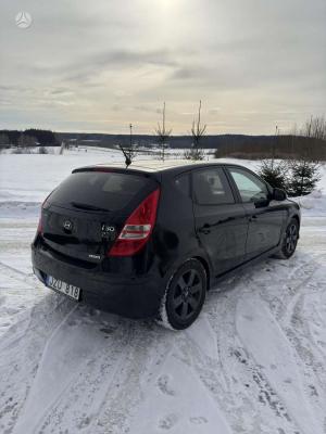 Black Hyundai i30 2012 in Vilnius, with an engine capacity of 1.58 L and mileage of 189 thousand km for 2500 €, photo 2 on AUTOMOTO.COM.LV