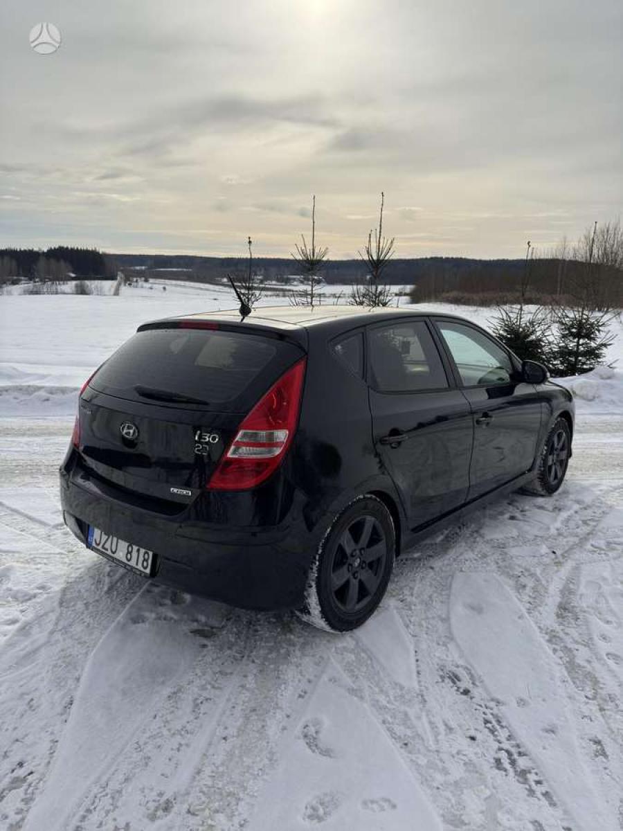 Black Hyundai i30 2012 in Vilnius, with an engine capacity of 1.58 L and mileage of 189 thousand km for 2500 €, photo 2 on AUTOMOTO.COM.LV