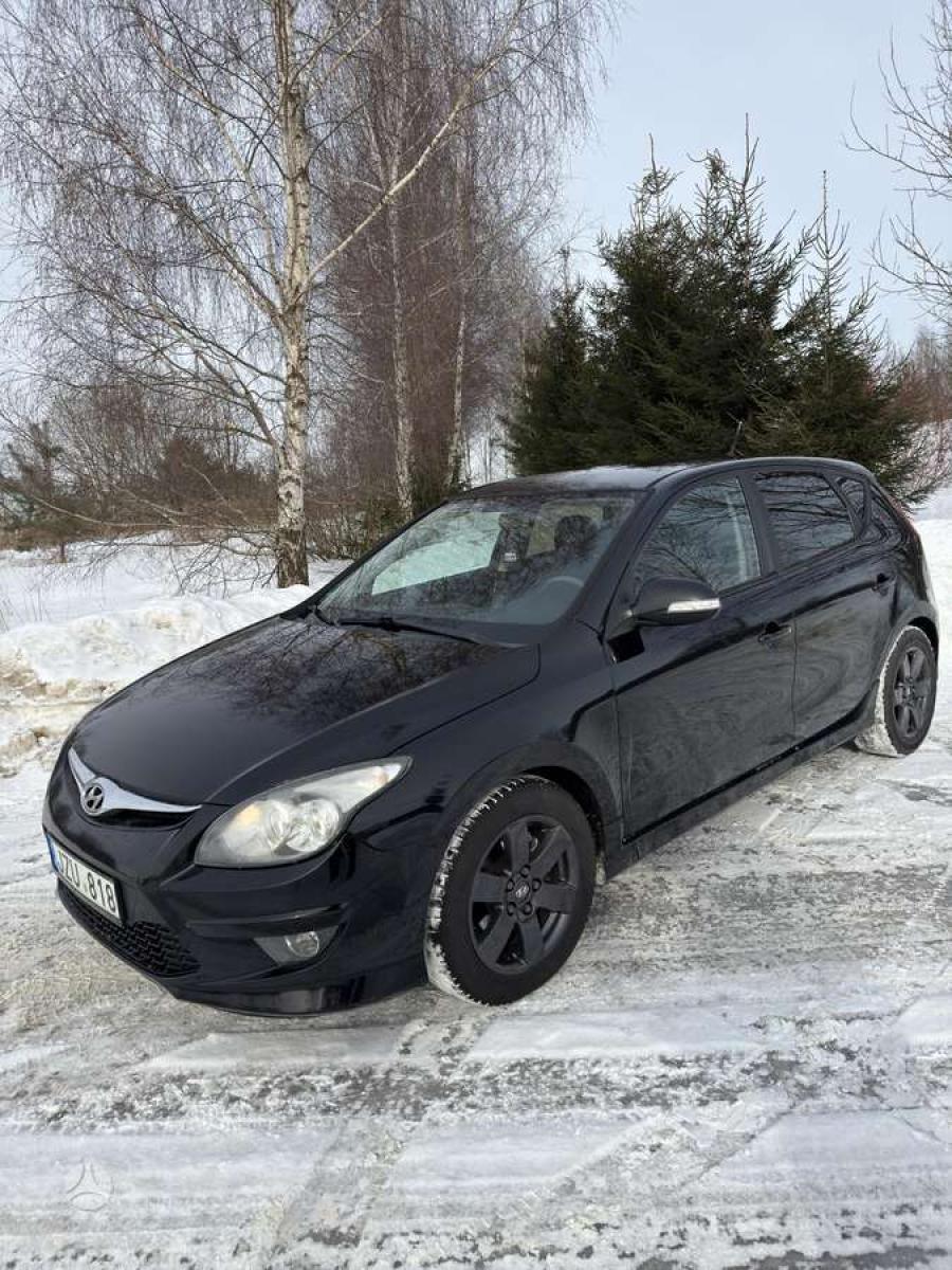 Black Hyundai i30 2012 in Vilnius, with an engine capacity of 1.58 L and mileage of 189 thousand km for 2500 €, photo 3 on AUTOMOTO.COM.LV