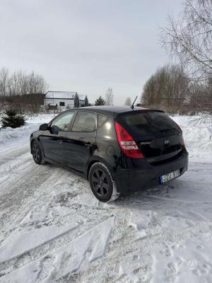 Black Hyundai i30 2012 in Vilnius, with an engine capacity of 1.58 L and mileage of 189 thousand km for 2500 €, photo 4 on AUTOMOTO.COM.LV