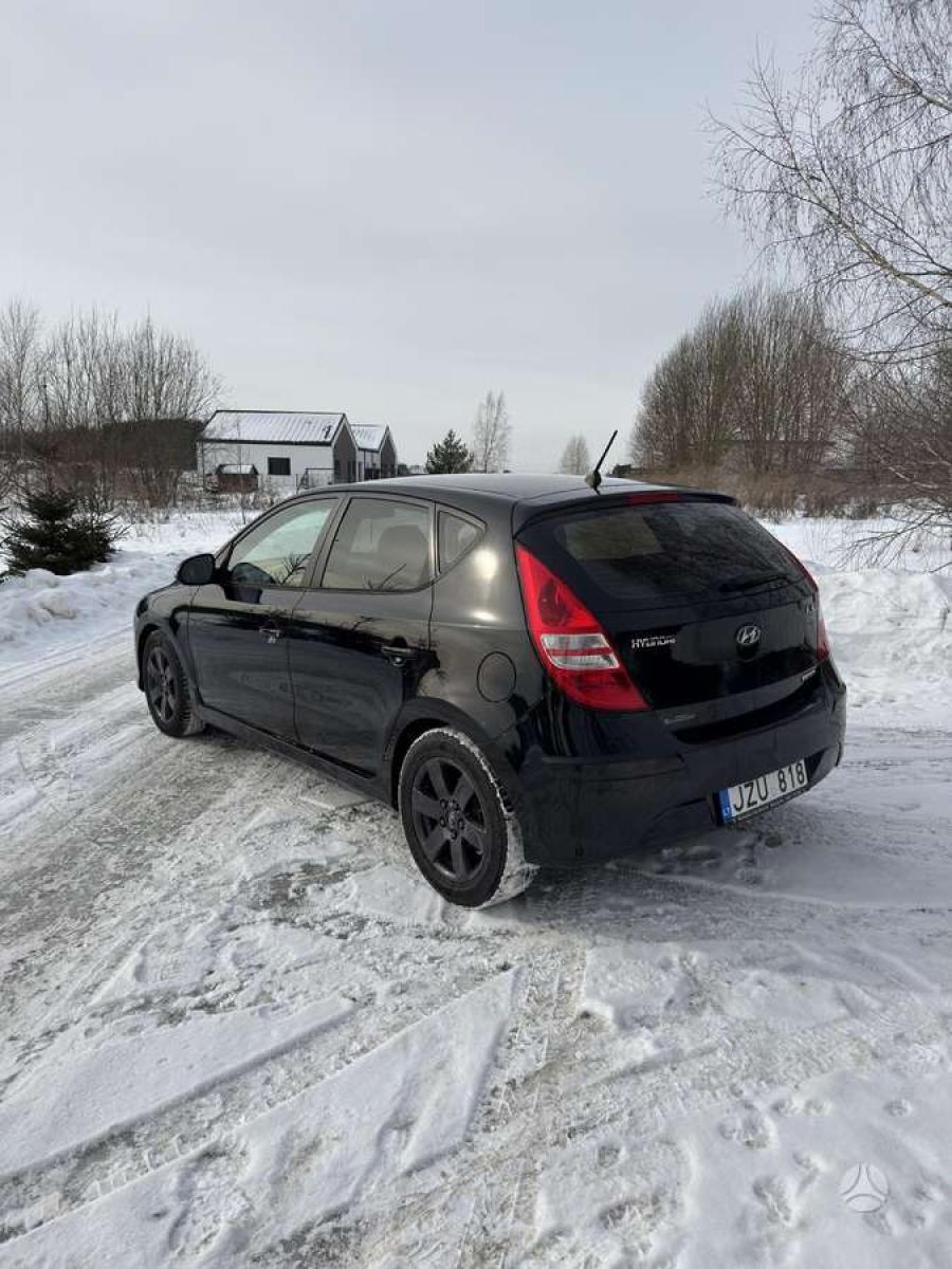 Black Hyundai i30 2012 in Vilnius, with an engine capacity of 1.58 L and mileage of 189 thousand km for 2500 €, photo 4 on AUTOMOTO.COM.LV