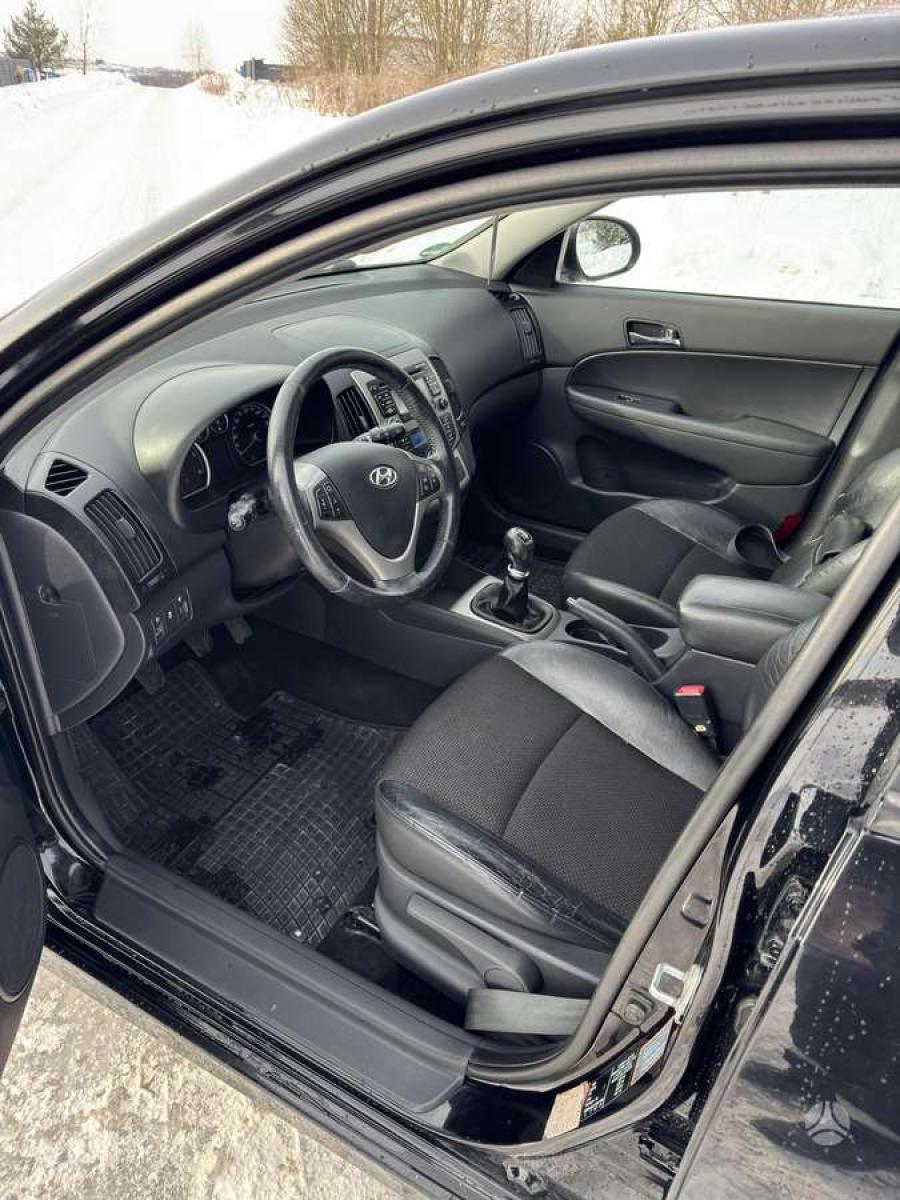 Black Hyundai i30 2012 in Vilnius, with an engine capacity of 1.58 L and mileage of 189 thousand km for 2500 €, photo 6 on AUTOMOTO.COM.LV